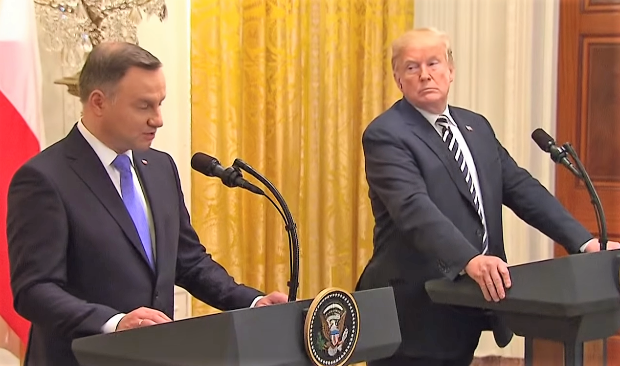 Duda tłumaczy się z fatalnego zdjęcia z Trumpem i chwali Amerykanina ...