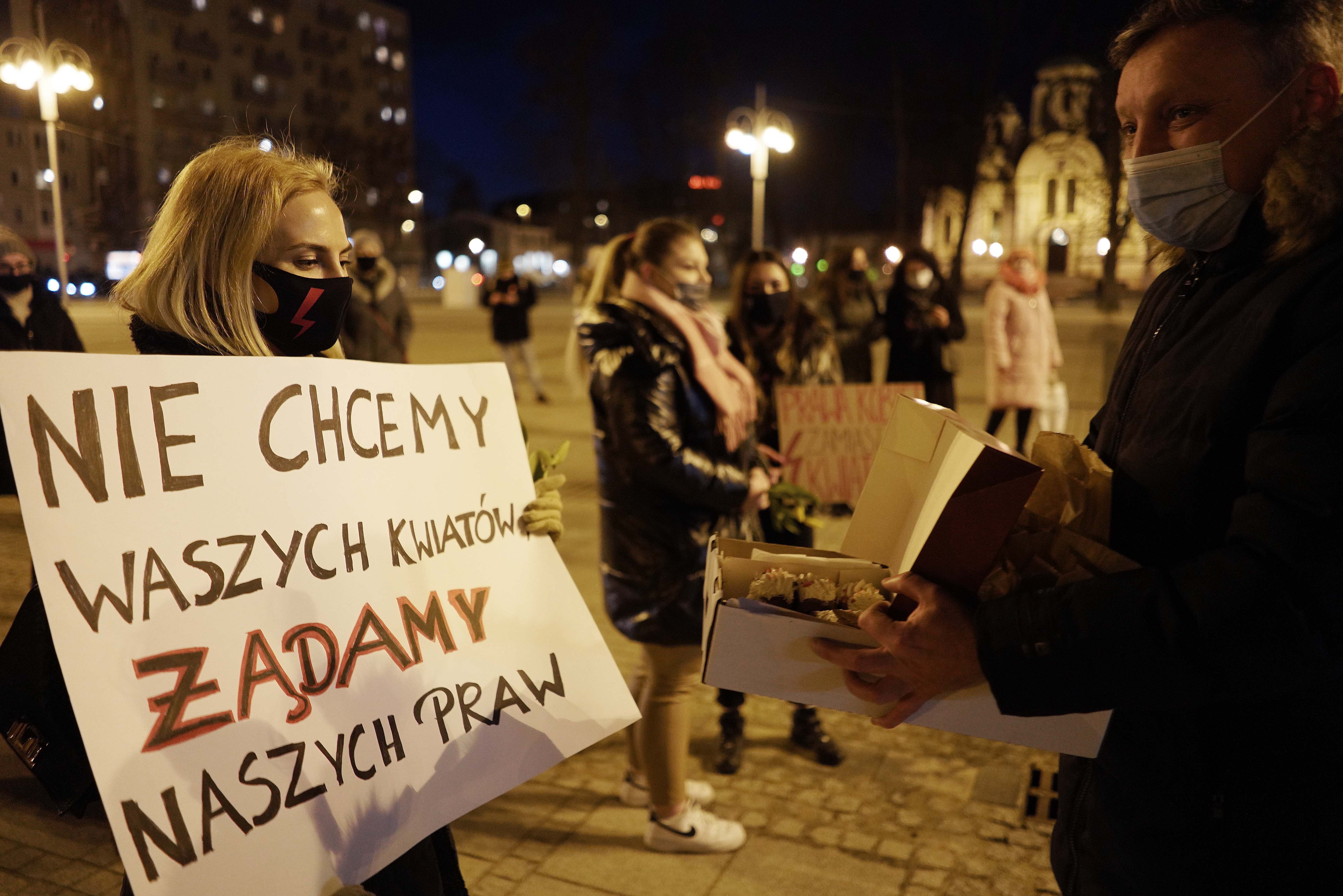 "Całuję rączki"? 8 marca to dzień tych, które mają w Polsce trudniej ...